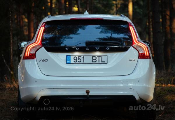 White Volvo V60 2013 in Haapsalu, with an engine capacity of 2.00 L and mileage of 281 thousand km for 9000 €, photo 11 on AUTOMOTO.COM.LV