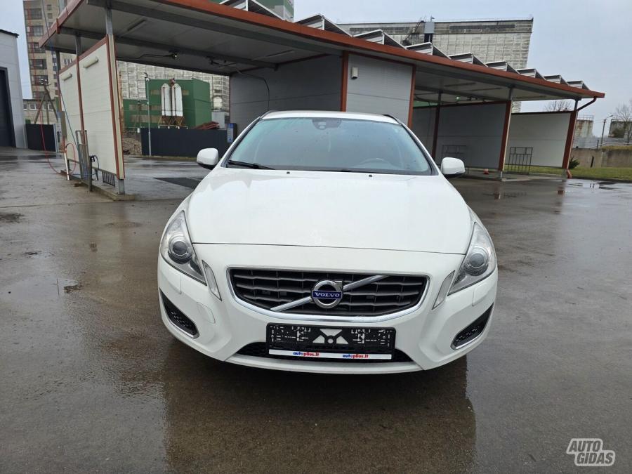 White Volvo V60 2013 in Kretinga, with an engine capacity of 1.60 L and mileage of 224 thousand km for 4700 €, photo 3 on AUTOMOTO.COM.LV