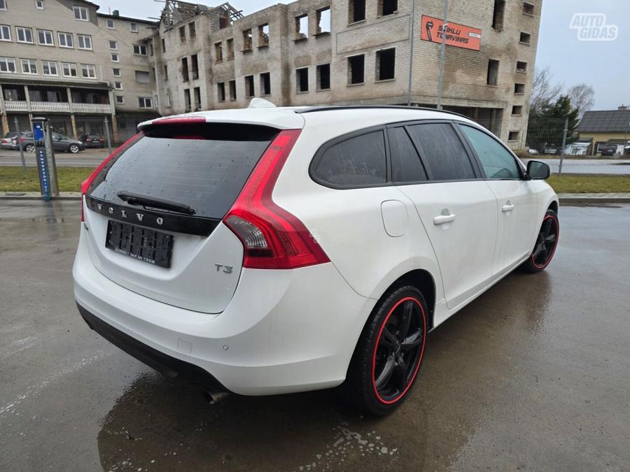White Volvo V60 2013 in Kretinga, with an engine capacity of 1.60 L and mileage of 224 thousand km for 4700 €, photo 4 on AUTOMOTO.COM.LV