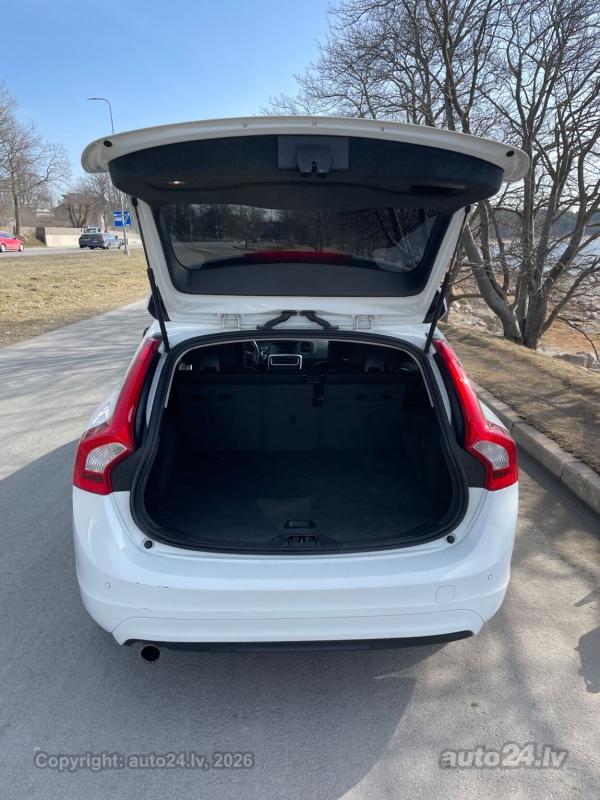 White Volvo V60 2013 in Tartu, with an engine capacity of 1.60 L and mileage of 333 thousand km for 5990 €, photo 6 on AUTOMOTO.COM.LV
