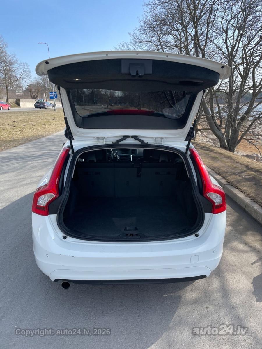 Balts Volvo V60 2013 Tartu, ar dzinēja tilpumu 1.60 L un nobraukumu 333 tūkst. km par 5990 €, foto 7 vietnē AUTOMOTO.COM.LV