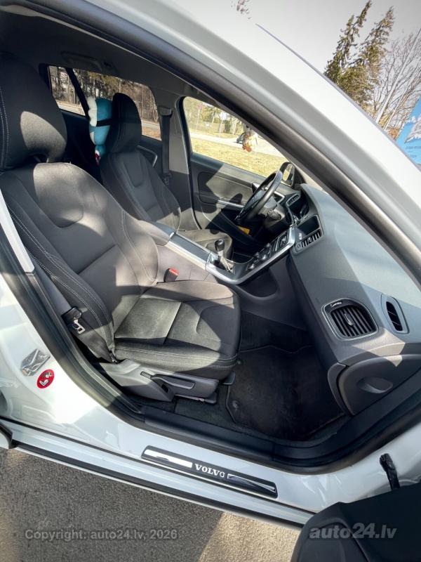 White Volvo V60 2013 in Tartu, with an engine capacity of 1.60 L and mileage of 333 thousand km for 5990 €, photo 7 on AUTOMOTO.COM.LV