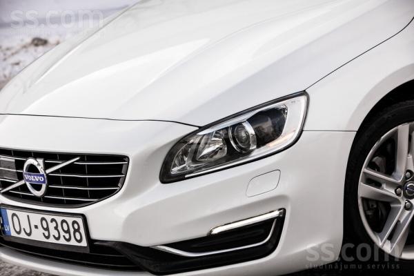 White Volvo V60 2013 in Jelgava, with an engine capacity of 2.40 L and mileage of 0 thousand km for 6000 €, photo 4 on AUTOMOTO.COM.LV