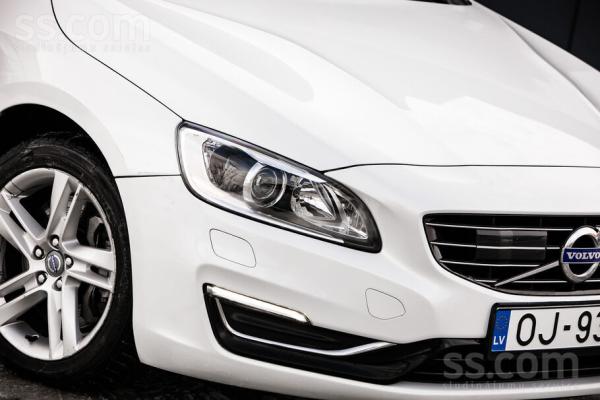 White Volvo V60 2013 in Jelgava, with an engine capacity of 2.40 L and mileage of 0 thousand km for 6000 €, photo 6 on AUTOMOTO.COM.LV