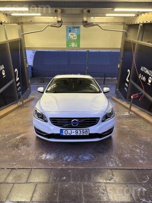 Balts Volvo V60 2013 Rīga, ar dzinēja tilpumu 2.40 L un nobraukumu 308 tūkst. km par 6500 €, foto  vietnē AUTOMOTO.COM.LV