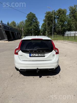 Balts Volvo V60 2013 Rīga, ar dzinēja tilpumu 2.40 L un nobraukumu 308 tūkst. km par 6500 €, foto 3 vietnē AUTOMOTO.COM.LV