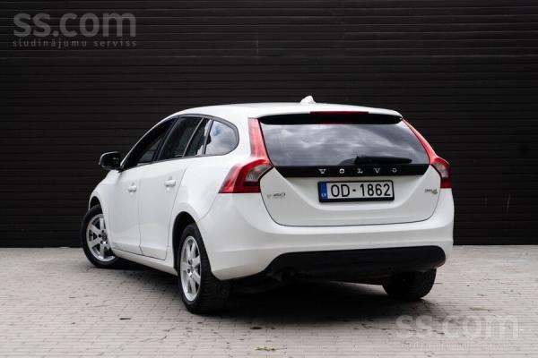 White Volvo V60 2013 in Riga, with an engine capacity of 1.60 L and mileage of 377 thousand km for 4990 €, photo 4 on AUTOMOTO.COM.LV