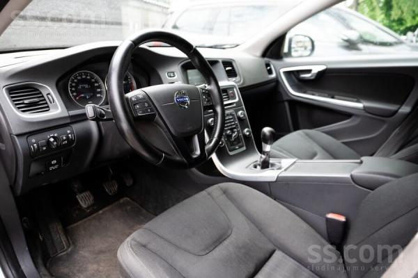 White Volvo V60 2013 in Riga, with an engine capacity of 1.60 L and mileage of 377 thousand km for 4990 €, photo 5 on AUTOMOTO.COM.LV