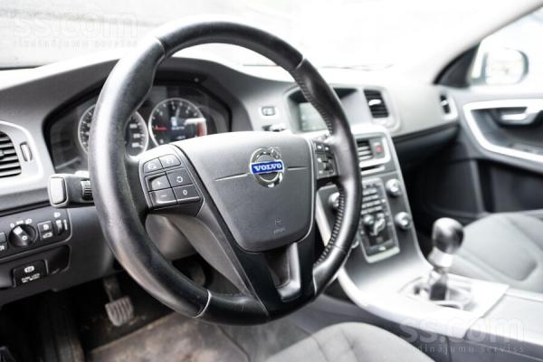 White Volvo V60 2013 in Riga, with an engine capacity of 1.60 L and mileage of 377 thousand km for 4990 €, photo 9 on AUTOMOTO.COM.LV