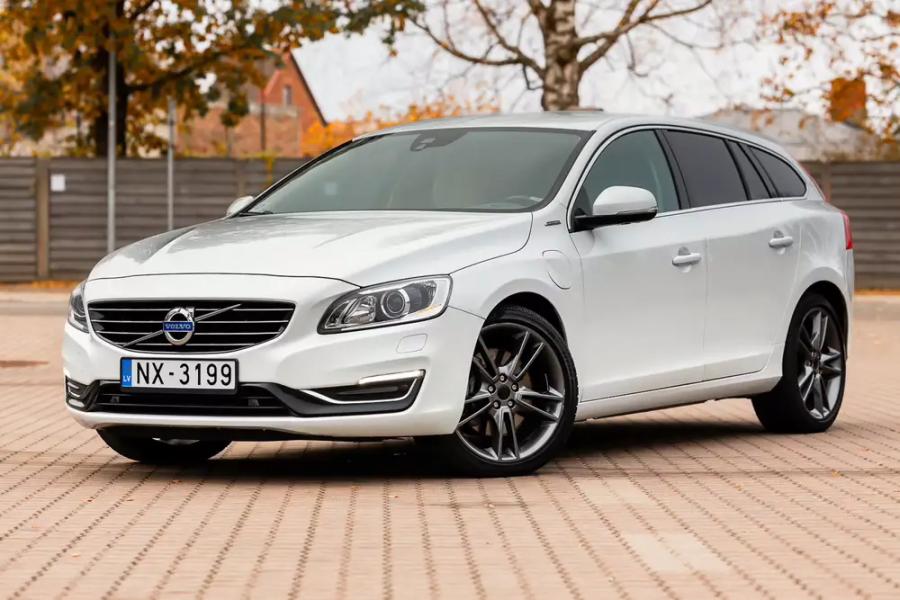 Balts Volvo V60 2013 Jelgava, ar dzinēja tilpumu 2.40 L un nobraukumu 216 tūkst. km par 9900 €, foto 1 vietnē AUTOMOTO.COM.LV