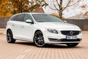 Balts Volvo V60 2013 Jelgava, ar dzinēja tilpumu 2.40 L un nobraukumu 216 tūkst. km par 9900 €, foto 3 vietnē AUTOMOTO.COM.LV