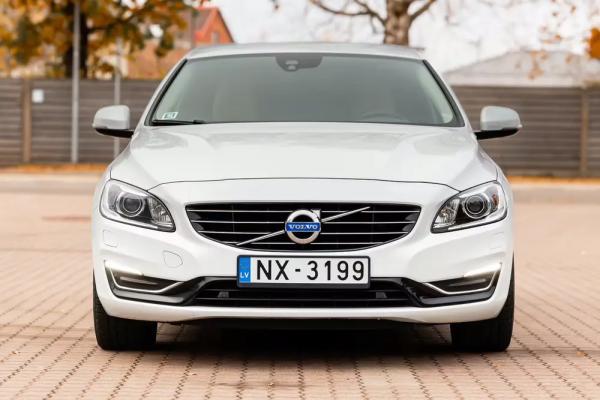 Balts Volvo V60 2013 Jelgava, ar dzinēja tilpumu 2.40 L un nobraukumu 216 tūkst. km par 9900 €, foto 3 vietnē AUTOMOTO.COM.LV