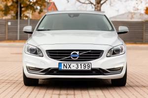 Balts Volvo V60 2013 Jelgava, ar dzinēja tilpumu 2.40 L un nobraukumu 216 tūkst. km par 9900 €, foto 4 vietnē AUTOMOTO.COM.LV