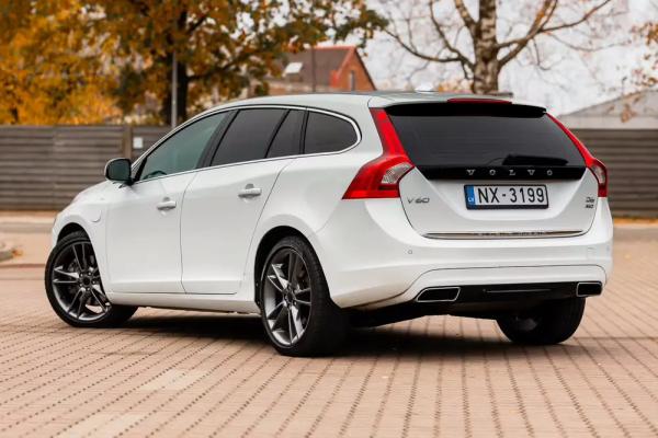 Balts Volvo V60 2013 Jelgava, ar dzinēja tilpumu 2.40 L un nobraukumu 216 tūkst. km par 9900 €, foto 4 vietnē AUTOMOTO.COM.LV
