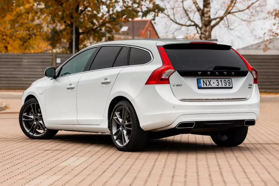 Balts Volvo V60 2013 Jelgava, ar dzinēja tilpumu 2.40 L un nobraukumu 216 tūkst. km par 9900 €, foto 5 vietnē AUTOMOTO.COM.LV