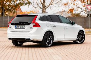 Balts Volvo V60 2013 Jelgava, ar dzinēja tilpumu 2.40 L un nobraukumu 216 tūkst. km par 9900 €, foto 6 vietnē AUTOMOTO.COM.LV