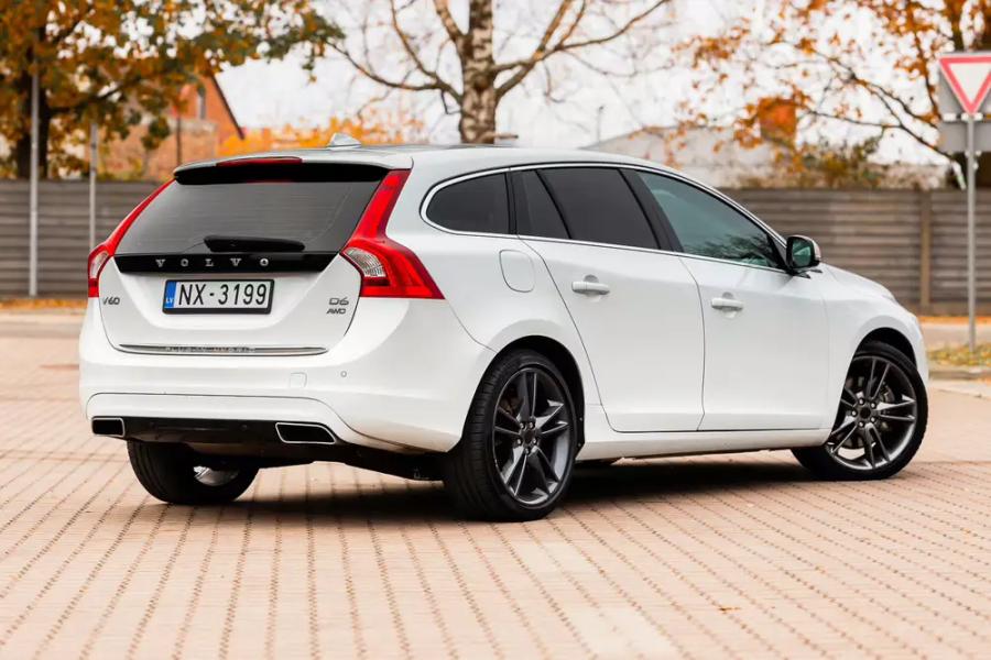 Balts Volvo V60 2013 Jelgava, ar dzinēja tilpumu 2.40 L un nobraukumu 216 tūkst. km par 9900 €, foto 6 vietnē AUTOMOTO.COM.LV