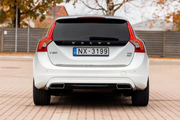 Balts Volvo V60 2013 Jelgava, ar dzinēja tilpumu 2.40 L un nobraukumu 216 tūkst. km par 9900 €, foto 6 vietnē AUTOMOTO.COM.LV