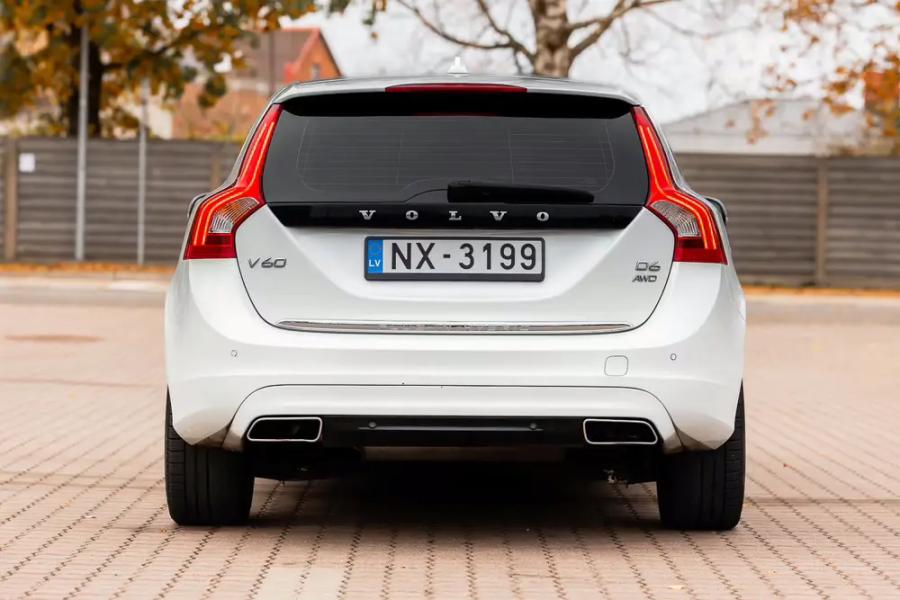 Balts Volvo V60 2013 Jelgava, ar dzinēja tilpumu 2.40 L un nobraukumu 216 tūkst. km par 9900 €, foto 7 vietnē AUTOMOTO.COM.LV