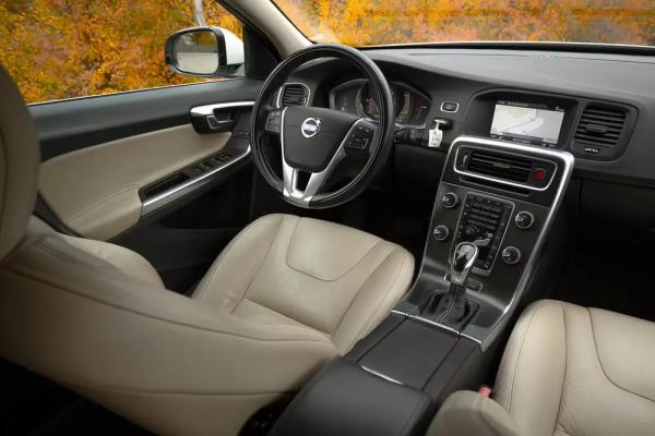 Balts Volvo V60 2013 Jelgava, ar dzinēja tilpumu 2.40 L un nobraukumu 216 tūkst. km par 9900 €, foto 7 vietnē AUTOMOTO.COM.LV