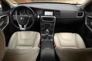 Balts Volvo V60 2013 Jelgava, ar dzinēja tilpumu 2.40 L un nobraukumu 216 tūkst. km par 9900 €, foto 9 vietnē AUTOMOTO.COM.LV