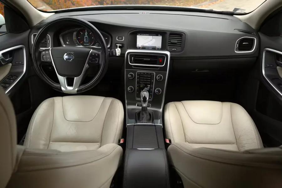 Balts Volvo V60 2013 Jelgava, ar dzinēja tilpumu 2.40 L un nobraukumu 216 tūkst. km par 9900 €, foto 9 vietnē AUTOMOTO.COM.LV