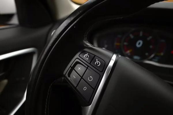 Balts Volvo V60 2013 Jelgava, ar dzinēja tilpumu 2.40 L un nobraukumu 216 tūkst. km par 9900 €, foto 10 vietnē AUTOMOTO.COM.LV
