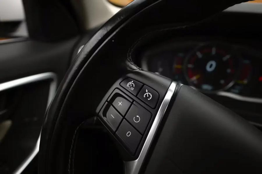Balts Volvo V60 2013 Jelgava, ar dzinēja tilpumu 2.40 L un nobraukumu 216 tūkst. km par 9900 €, foto 11 vietnē AUTOMOTO.COM.LV