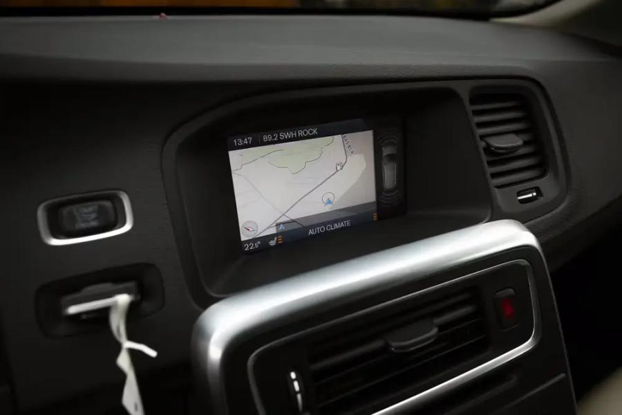 Balts Volvo V60 2013 Jelgava, ar dzinēja tilpumu 2.40 L un nobraukumu 216 tūkst. km par 9900 €, foto 12 vietnē AUTOMOTO.COM.LV