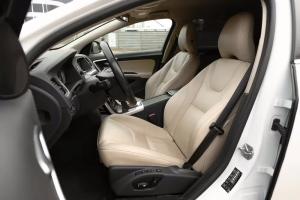 Balts Volvo V60 2013 Jelgava, ar dzinēja tilpumu 2.40 L un nobraukumu 216 tūkst. km par 9900 €, foto 13 vietnē AUTOMOTO.COM.LV