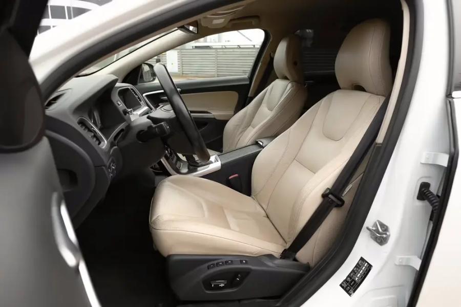Balts Volvo V60 2013 Jelgava, ar dzinēja tilpumu 2.40 L un nobraukumu 216 tūkst. km par 9900 €, foto 13 vietnē AUTOMOTO.COM.LV