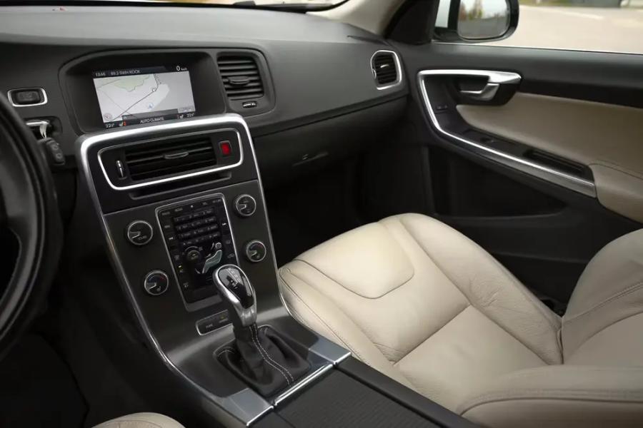 Balts Volvo V60 2013 Jelgava, ar dzinēja tilpumu 2.40 L un nobraukumu 216 tūkst. km par 9900 €, foto 15 vietnē AUTOMOTO.COM.LV