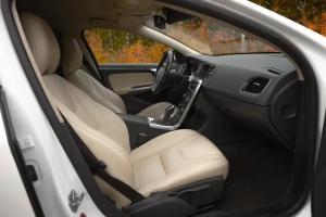 Balts Volvo V60 2013 Jelgava, ar dzinēja tilpumu 2.40 L un nobraukumu 216 tūkst. km par 9900 €, foto 16 vietnē AUTOMOTO.COM.LV