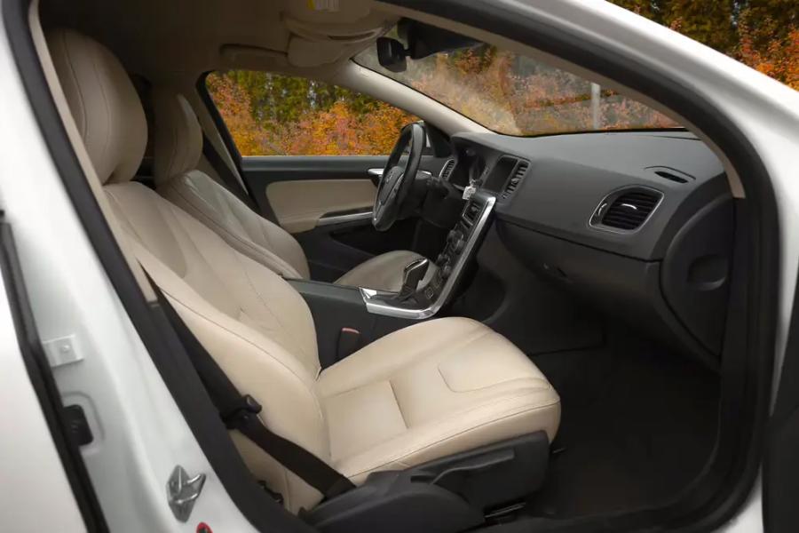 Balts Volvo V60 2013 Jelgava, ar dzinēja tilpumu 2.40 L un nobraukumu 216 tūkst. km par 9900 €, foto 16 vietnē AUTOMOTO.COM.LV