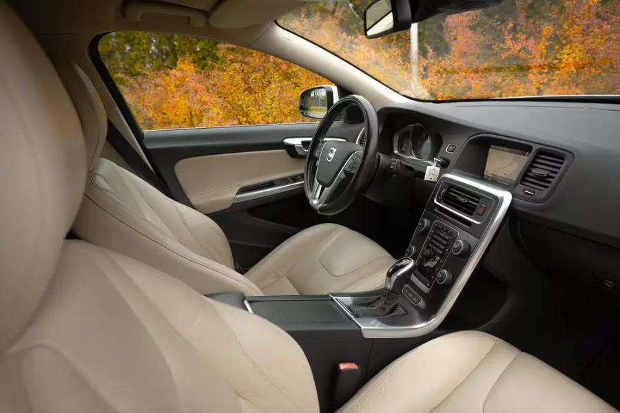 Balts Volvo V60 2013 Jelgava, ar dzinēja tilpumu 2.40 L un nobraukumu 216 tūkst. km par 9900 €, foto 17 vietnē AUTOMOTO.COM.LV