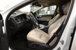 Balts Volvo V60 2013 Jelgava, ar dzinēja tilpumu 2.40 L un nobraukumu 216 tūkst. km par 9900 €, foto 18 vietnē AUTOMOTO.COM.LV