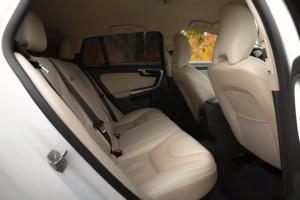 Balts Volvo V60 2013 Jelgava, ar dzinēja tilpumu 2.40 L un nobraukumu 216 tūkst. km par 9900 €, foto 19 vietnē AUTOMOTO.COM.LV