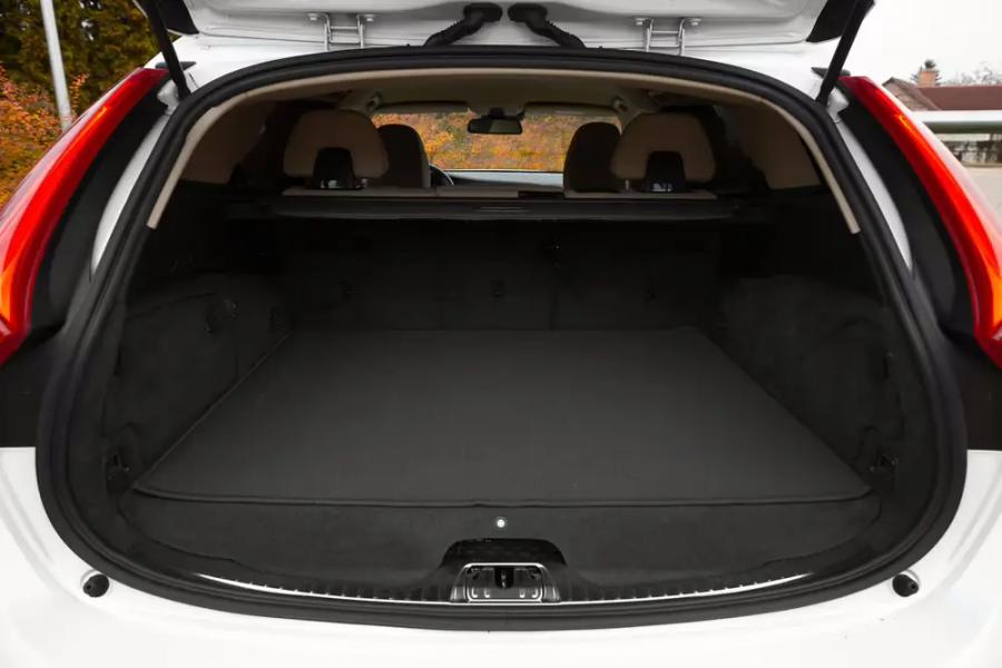 Balts Volvo V60 2013 Jelgava, ar dzinēja tilpumu 2.40 L un nobraukumu 216 tūkst. km par 9900 €, foto 20 vietnē AUTOMOTO.COM.LV