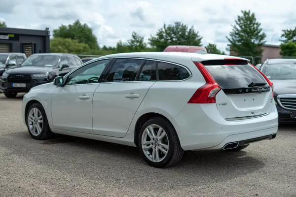 Balts Volvo V60 2013 Liepāja, ar dzinēja tilpumu 2.40 L un nobraukumu 271 tūkst. km par 12500 €, foto 2 vietnē AUTOMOTO.COM.LV