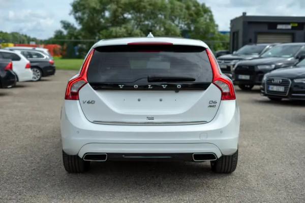 Balts Volvo V60 2013 Liepāja, ar dzinēja tilpumu 2.40 L un nobraukumu 271 tūkst. km par 12500 €, foto 3 vietnē AUTOMOTO.COM.LV