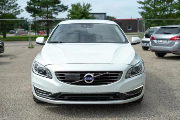 Balts Volvo V60 2013 Liepāja, ar dzinēja tilpumu 2.40 L un nobraukumu 271 tūkst. km par 12500 €, foto 6 vietnē AUTOMOTO.COM.LV