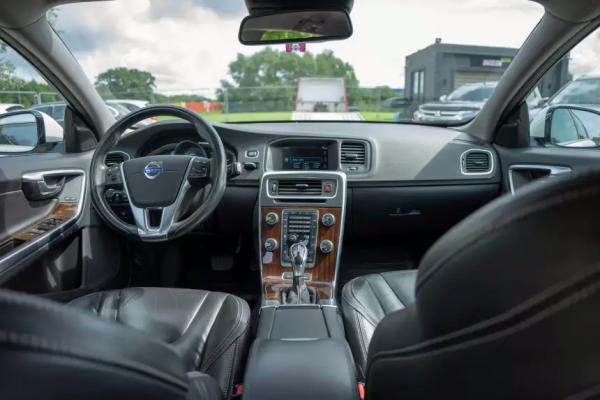 Balts Volvo V60 2013 Liepāja, ar dzinēja tilpumu 2.40 L un nobraukumu 271 tūkst. km par 12500 €, foto 10 vietnē AUTOMOTO.COM.LV