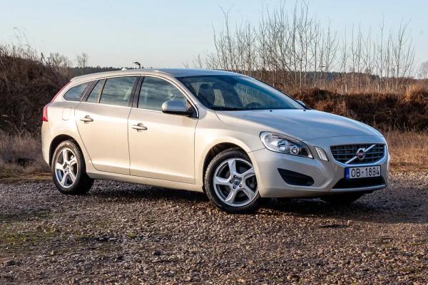 Balts Volvo V60 2013 Rīga, ar dzinēja tilpumu 1.60 L un nobraukumu 135 tūkst. km par 7995 €, foto 1 vietnē AUTOMOTO.COM.LV