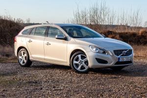 Balts Volvo V60 2013 Rīga, ar dzinēja tilpumu 1.60 L un nobraukumu 135 tūkst. km par 7995 €, foto  vietnē AUTOMOTO.COM.LV
