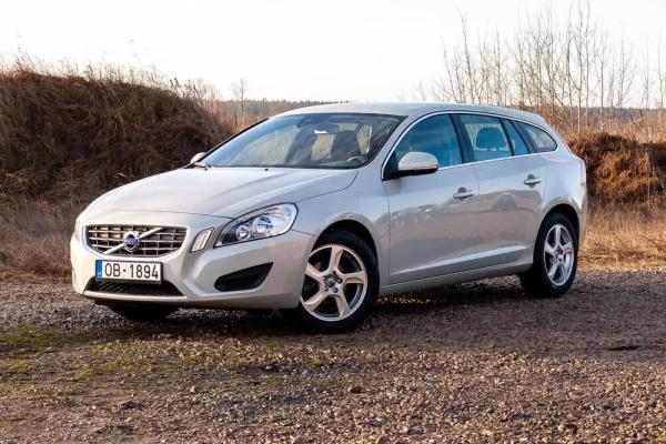 Balts Volvo V60 2013 Rīga, ar dzinēja tilpumu 1.60 L un nobraukumu 135 tūkst. km par 7995 €, foto 3 vietnē AUTOMOTO.COM.LV