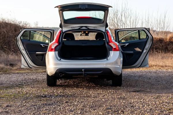 Balts Volvo V60 2013 Rīga, ar dzinēja tilpumu 1.60 L un nobraukumu 135 tūkst. km par 7995 €, foto 5 vietnē AUTOMOTO.COM.LV
