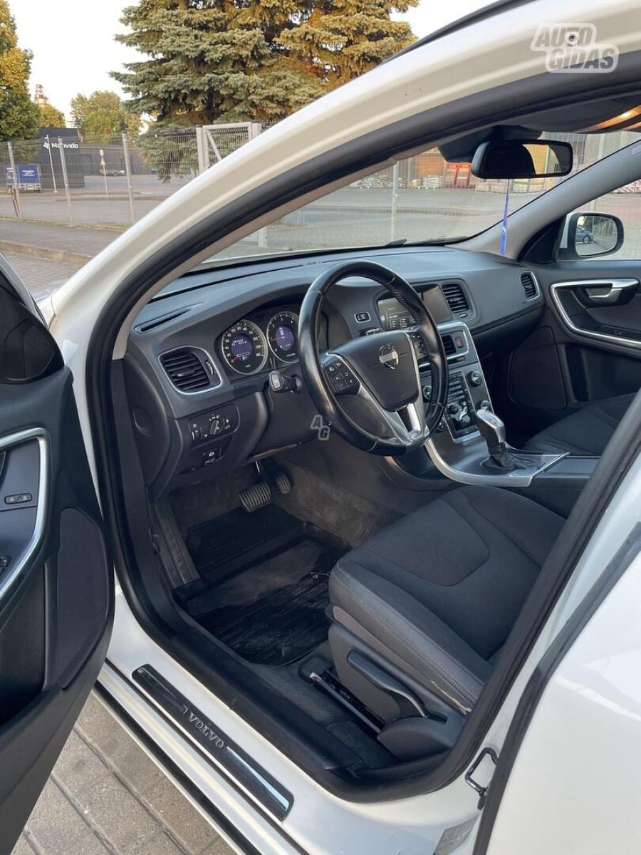 White Volvo V60 2013 in Marijampole, with an engine capacity of 1.60 L and mileage of 287 thousand km for 5700 €, photo 13 on AUTOMOTO.COM.LV
