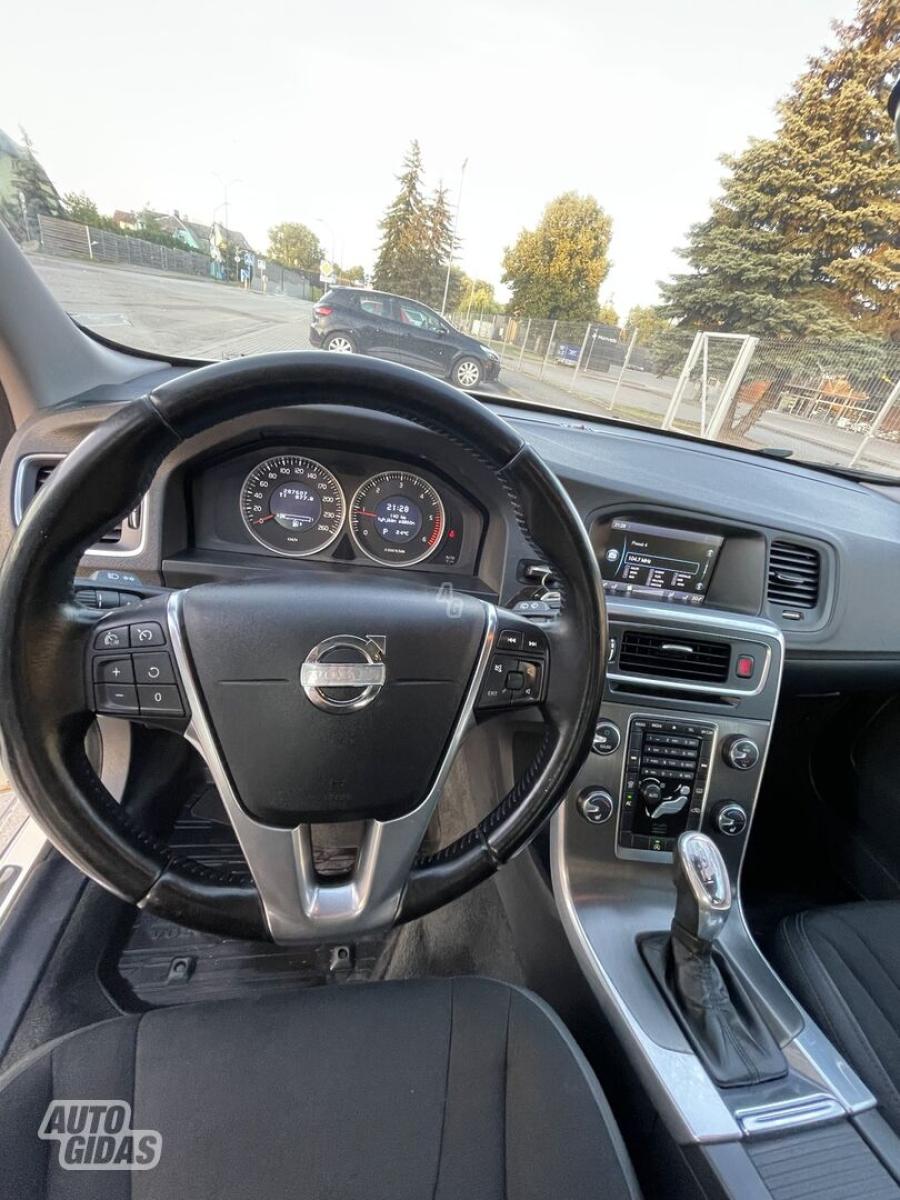 White Volvo V60 2013 in Marijampole, with an engine capacity of 1.60 L and mileage of 287 thousand km for 5400 €, photo 11 on AUTOMOTO.COM.LV