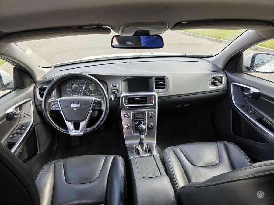 Balts Volvo V60 2013 Kretinga, ar dzinēja tilpumu 1.60 L un nobraukumu 226 tūkst. km par 4300 €, foto 14 vietnē AUTOMOTO.COM.LV