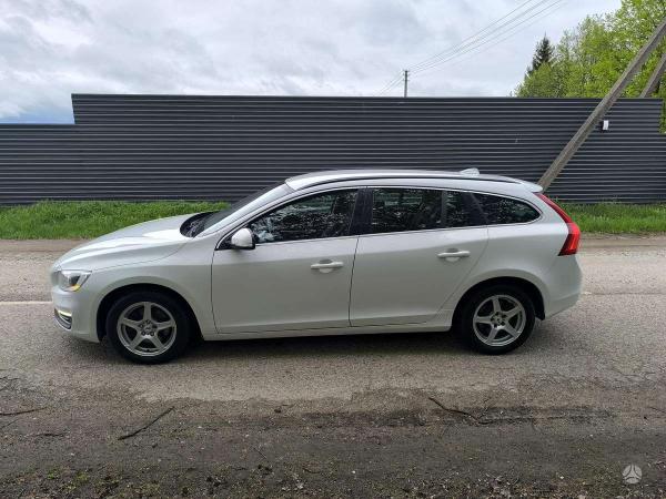 White Volvo V60 2013 in Marijampole, with an engine capacity of 1.56 L and mileage of 296 thousand km for 5000 €, photo 2 on AUTOMOTO.COM.LV